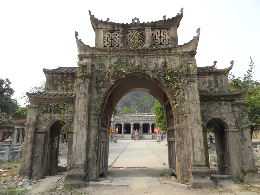 Thai Vi Temple: A sacred sanctuary amidst mountains