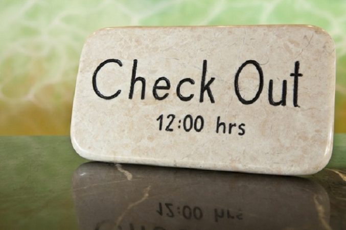 Check in check out là gì? Quy định, thủ tục cần biết