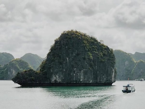 Hòn Con Cóc Quảng Ninh - Khối đá kỳ thú giữa Vịnh Hạ Long