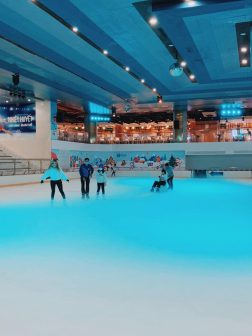 Trượt băng ở Sài Gòn: Trải nghiệm tại Vincom Ice Rink