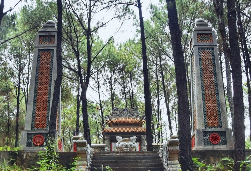 Lăng vua Hiệp Hòa: Kinh nghiệm tham quan A-Z 2025