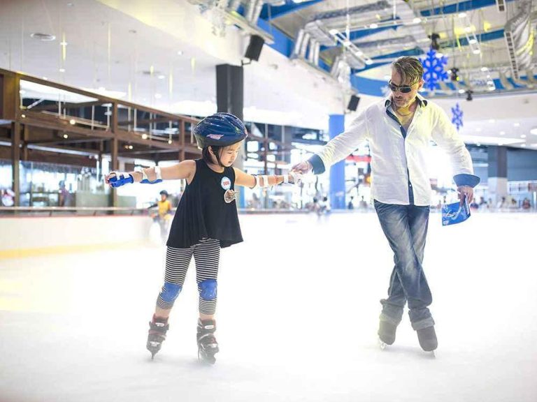 Trượt băng ở Sài Gòn: Trải nghiệm tại Vincom Ice Rink